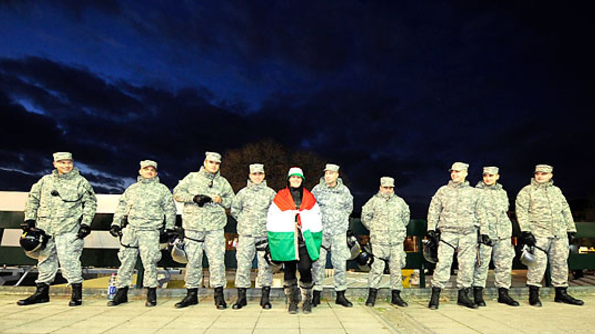 Férfi kézi Eb: kígyóznak a magyarok a Spens Aréna pénztára előtt ...