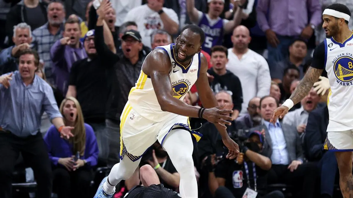 NBA: hány meccses eltiltás? Brutális taposás a GSW-sztártól – videó