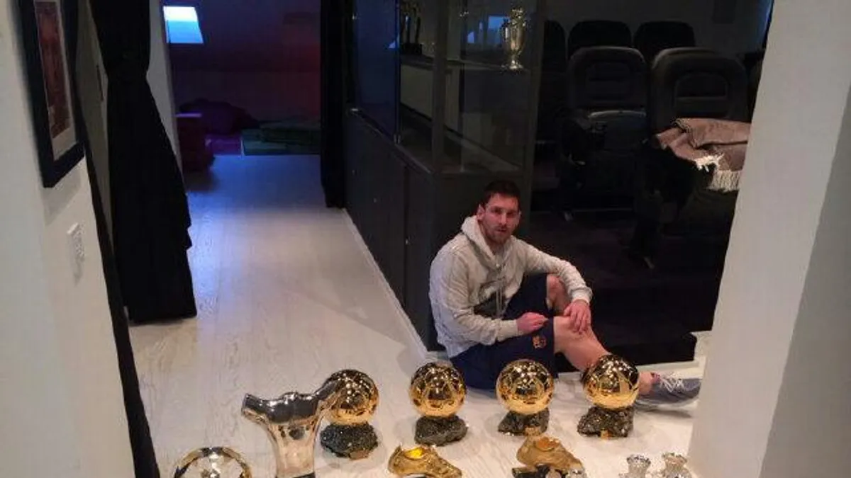 Messi trófeákkal lazít, bátyja Ronaldót trollkodja - képek - Nemzeti Sport