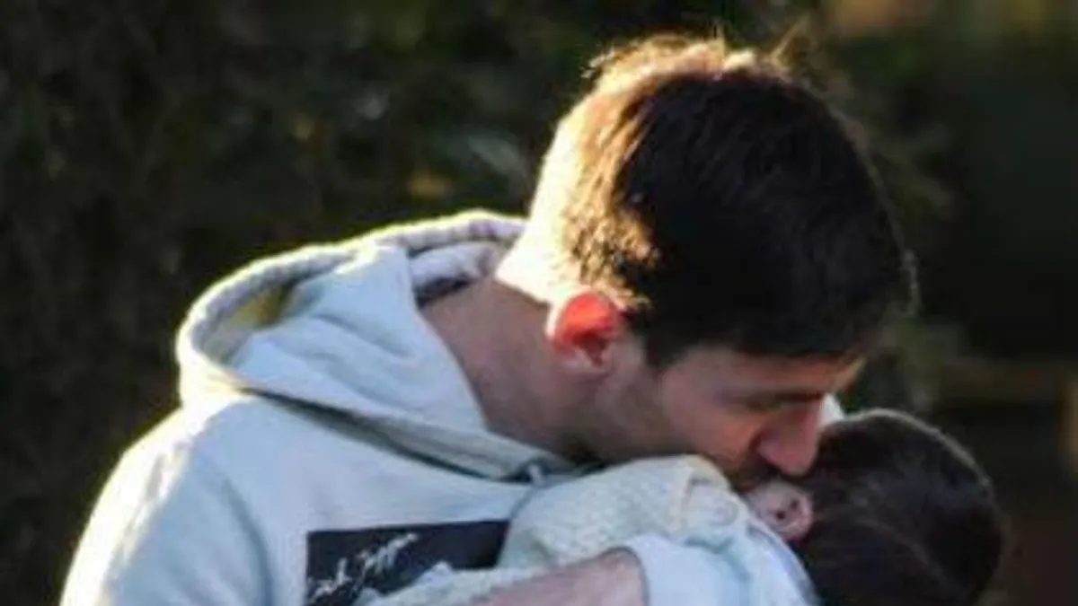 Messi a fiát babusgatja - képek - Nemzeti Sport