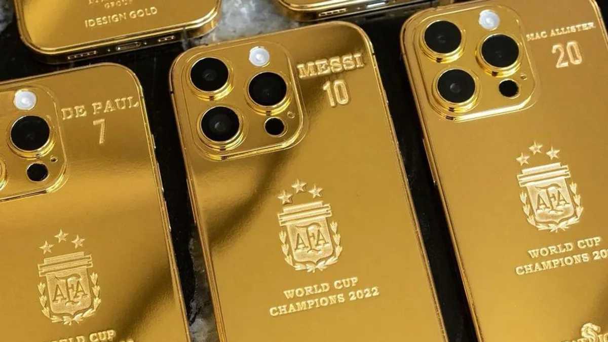 Argentína: Messi aranyozott telefonnal lepte meg vb-győztes ...