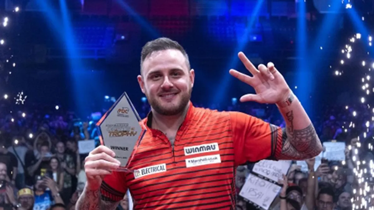 Videó: a győztes Cullen mellett egy T-rex volt a sztár a budapesti ...