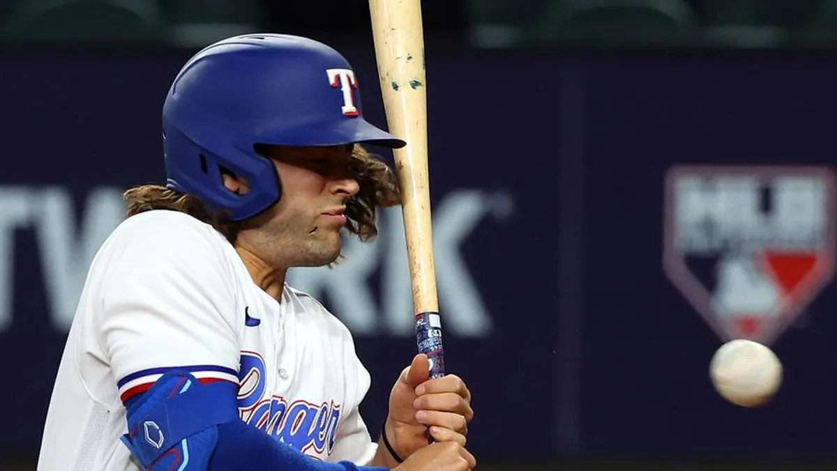 MLB: 143 km/órás labdát kapott az állába a Texas ütője – videó