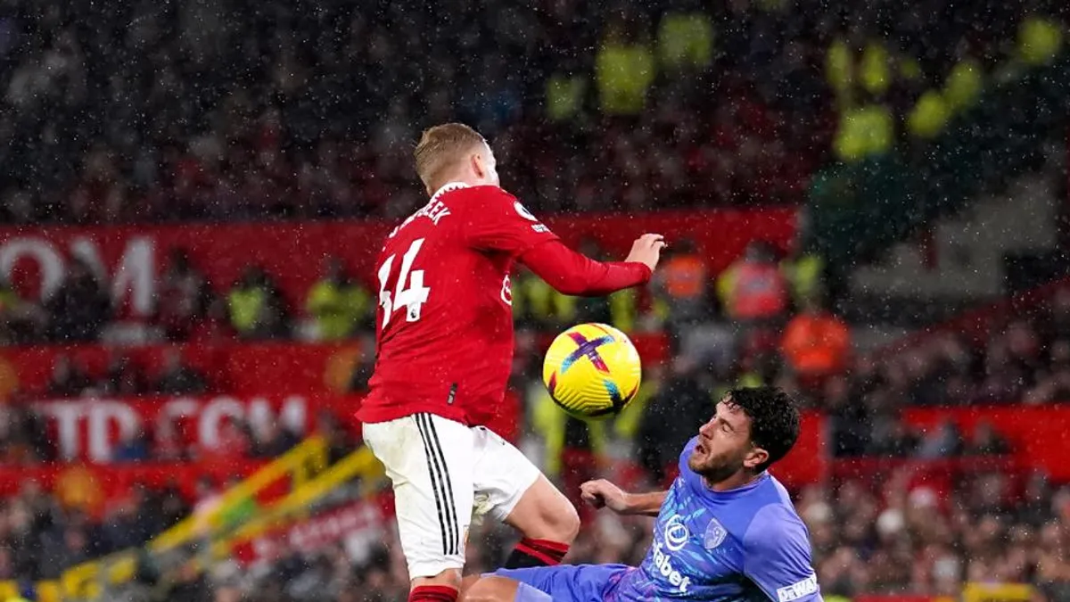 Videó: az a jobb láb… – véget érhet az MU holland középpályásának ...