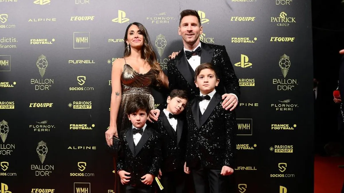 Videó: Messi nem akart képeket a felesége nélkül az Aranylabda-gálán
