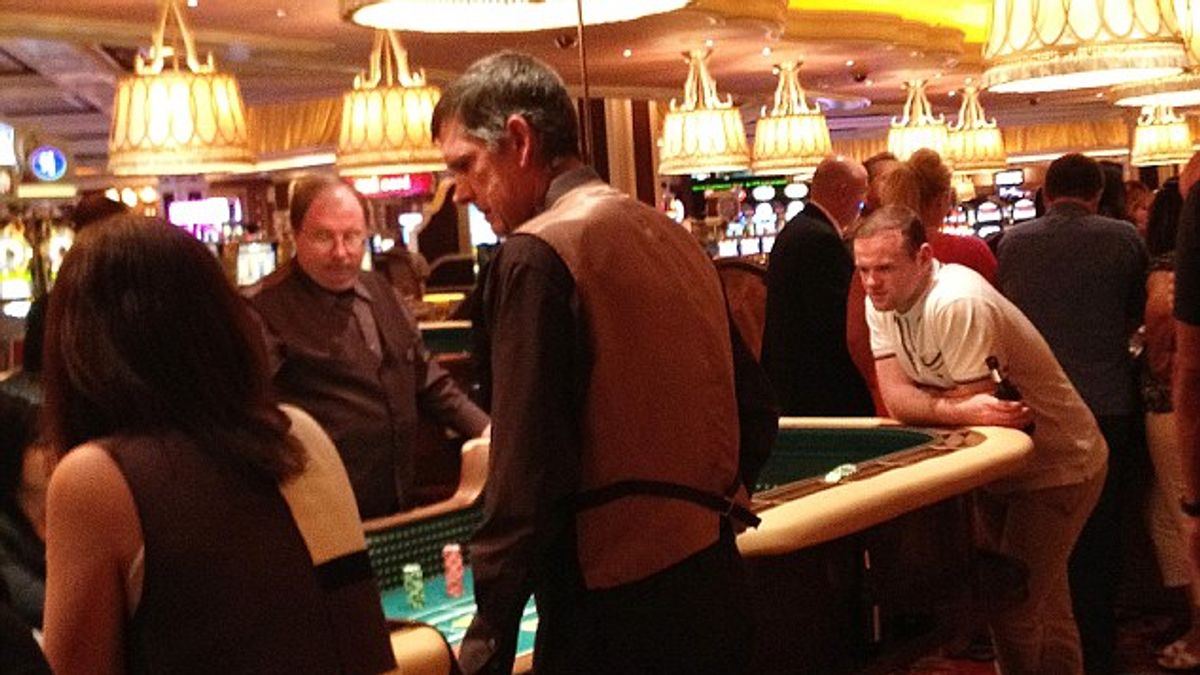 Rooney rulett asztal mellett, sörrel a kézben készül az Eb-re - képek ...