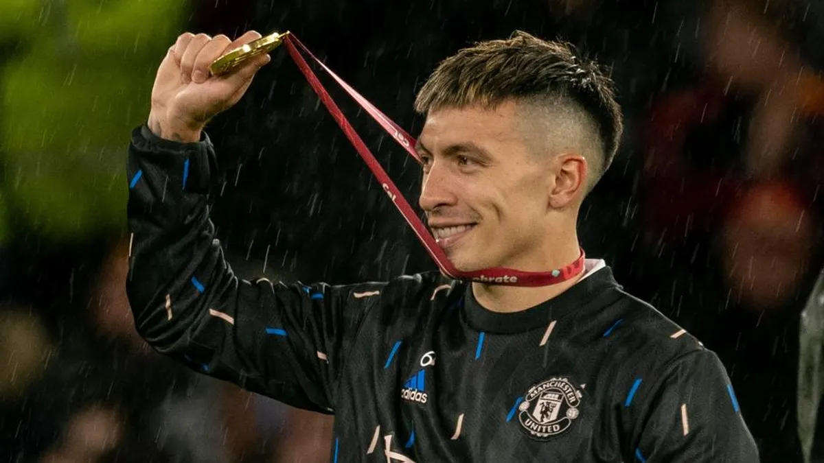 MU: Lisandro Martínez a vb-arannyal a nyakában tért vissza – videó