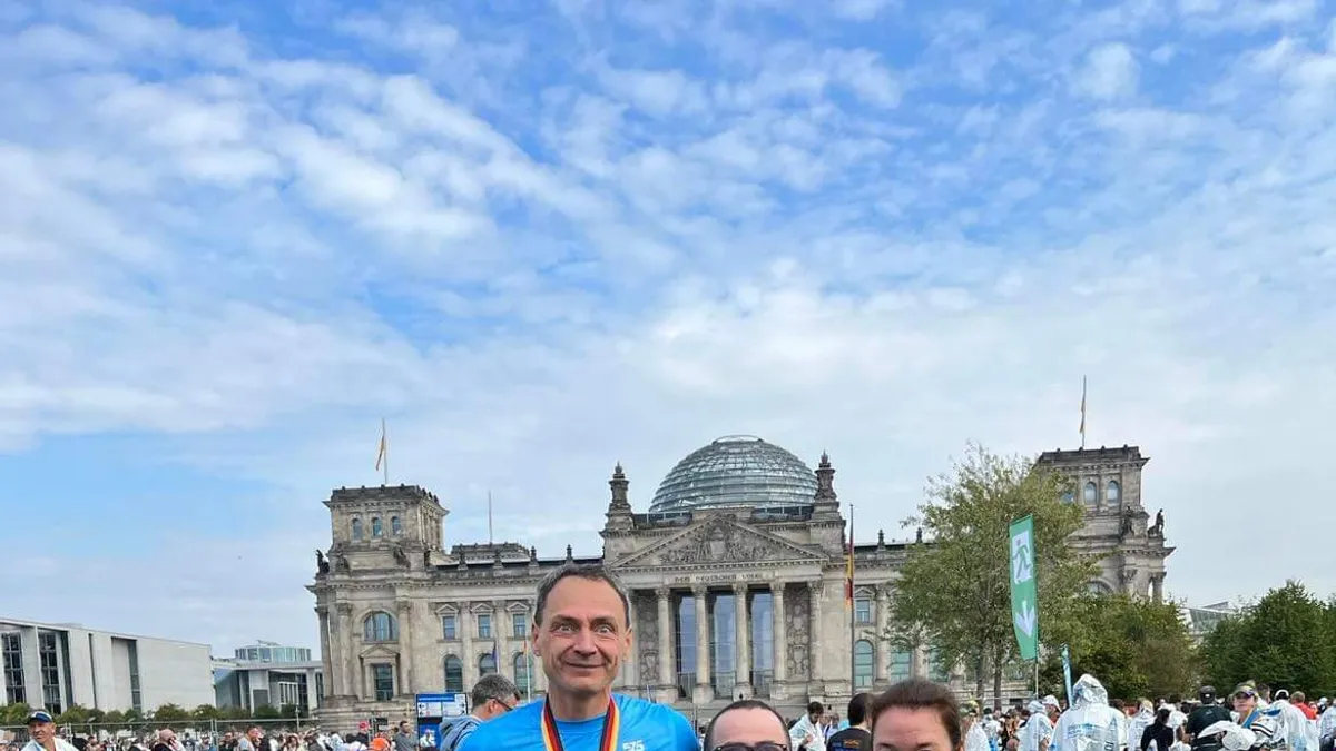 Örömkönnyekkel ért célba a berlini maratonin a látássérült futó