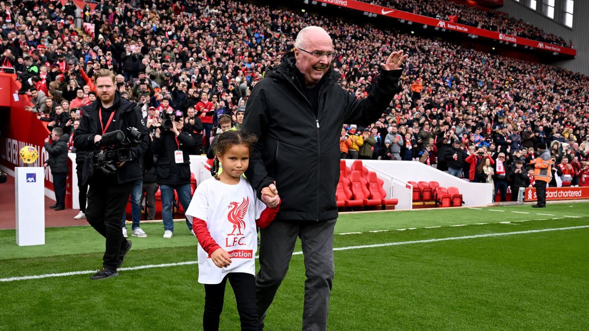 Vastaps fogadta Sven-Göran Erikssont az Anfielden rendezett gálameccsen ...