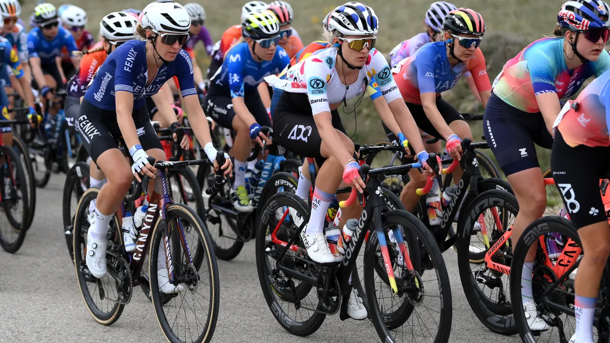 Elképesztő manőverre készült menet közben a holland bringás