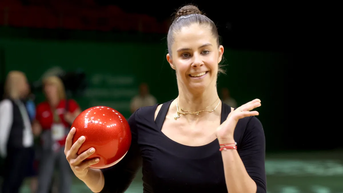 Pigniczki Fanni döntős labdával az rg Eb-n