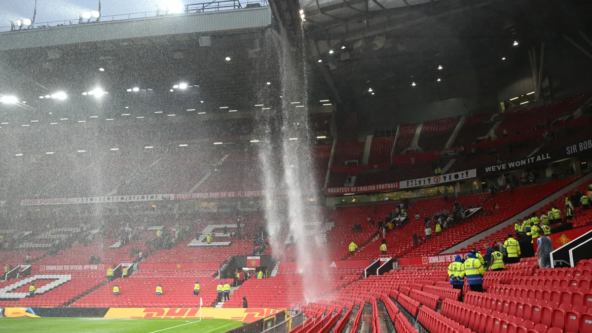 A felhőszakadás után hömpölygött a víz a beázó Old Traffordon – videó