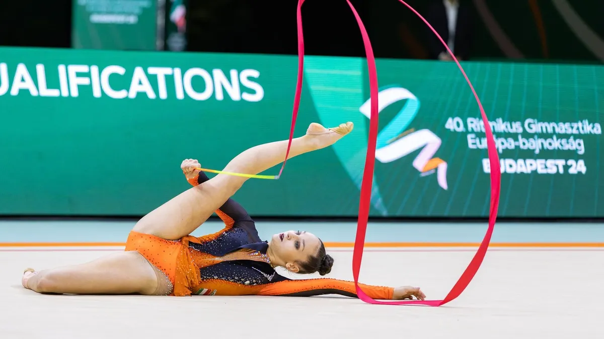 Rg Eb: Vukmir Elena döntős karikával és labdával a junioroknál