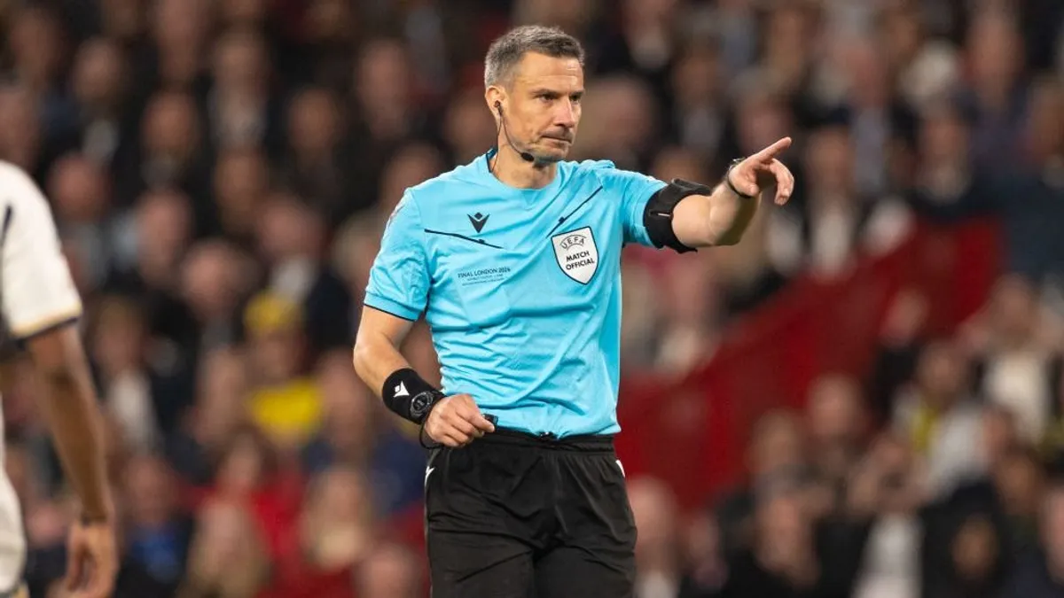 A BL-döntő játékvezetője fújja a sípot a magyarok Eb-nyitányán