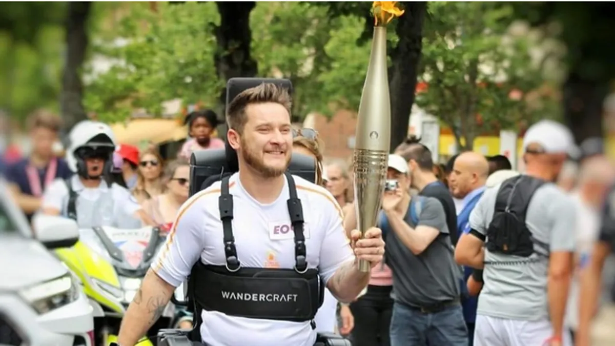 Videó: néhány lépés az olimpiai lánggal – mindenki a csodájára jár