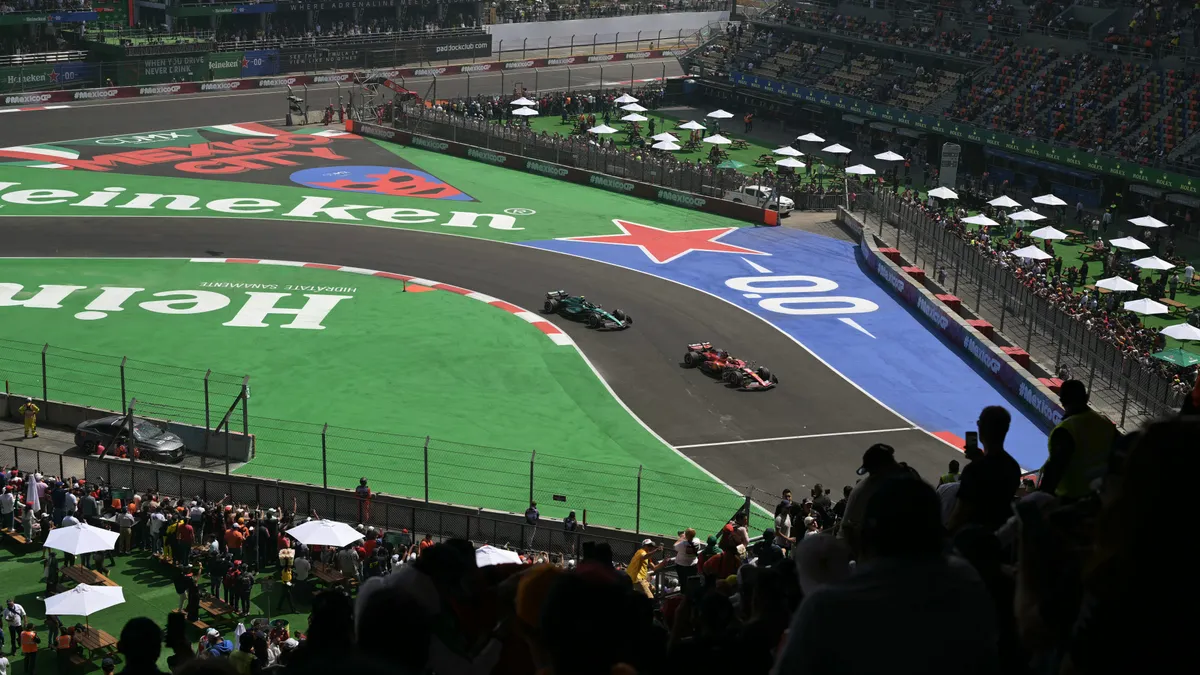 Russell zárt az élen; Albon és Bearman összeütközött az első mexikói ...