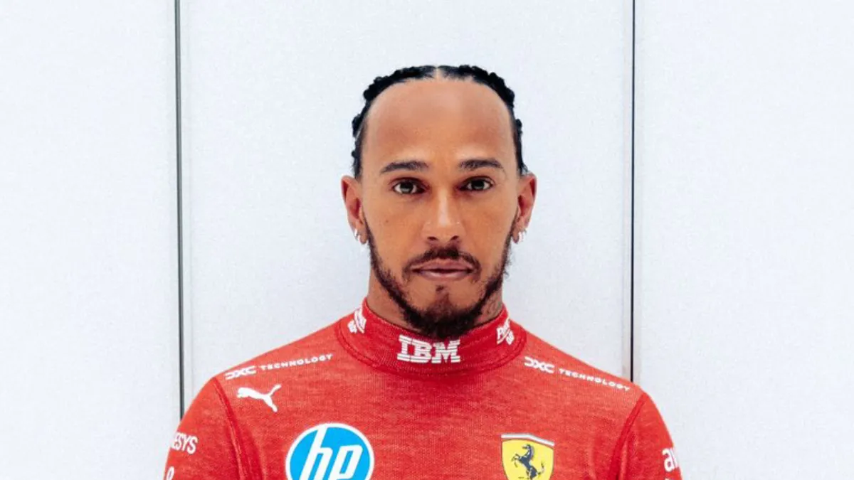 Az első fotó! Így néz ki Lewis Hamilton a Ferrari overalljában – kép