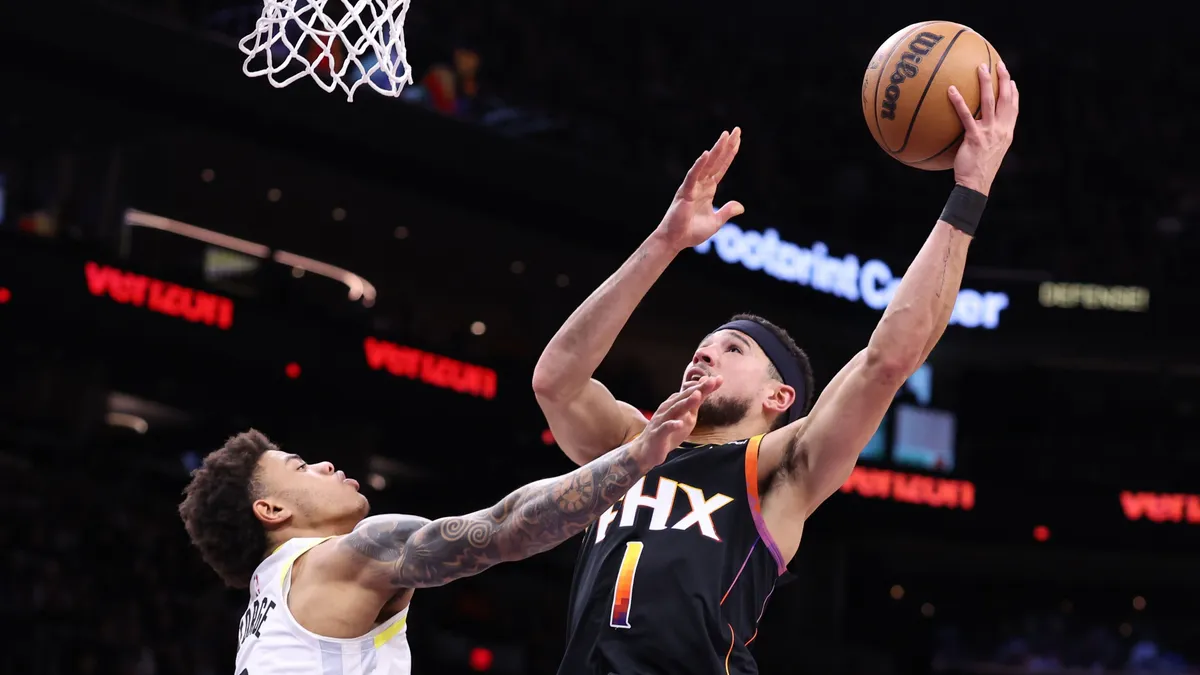 NBA: Devin Booker 47, Jordan Poole 45 pontos teljesítménnyel rukkolt ...