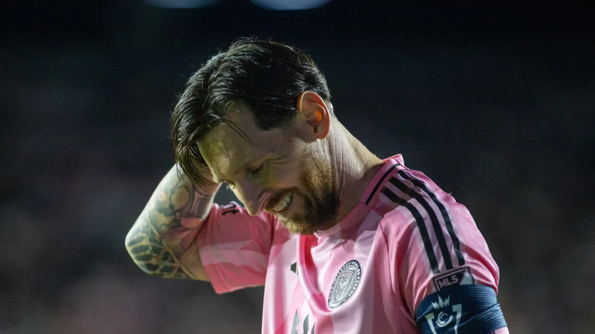 Lionel Messit és Luis Suárezt is megbüntette az MLS, mert nyakon ...