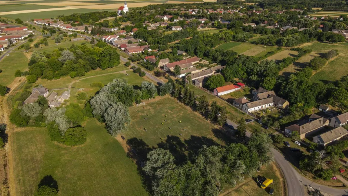 Hátsó füves futballmentő túra: pályán a magyar svájci falu csapata – videó