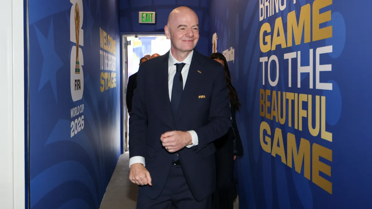 Egy nap, két meccs – magángéppel utazik a vb alatt Gianni Infantino